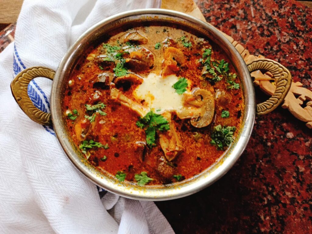 Mutter Mushroom Curry/ Green peas and Mushroom Gravy