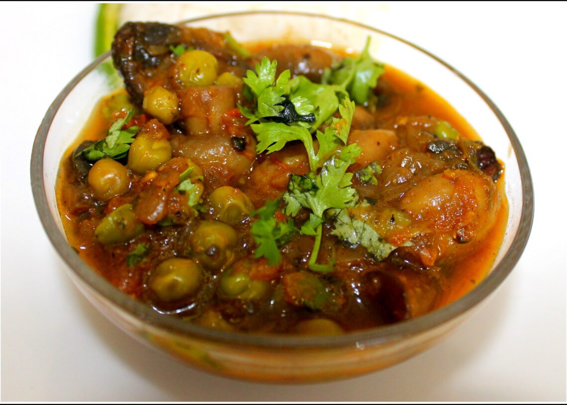 Mutter Mushroom Curry/ Green peas and Mushroom Gravy