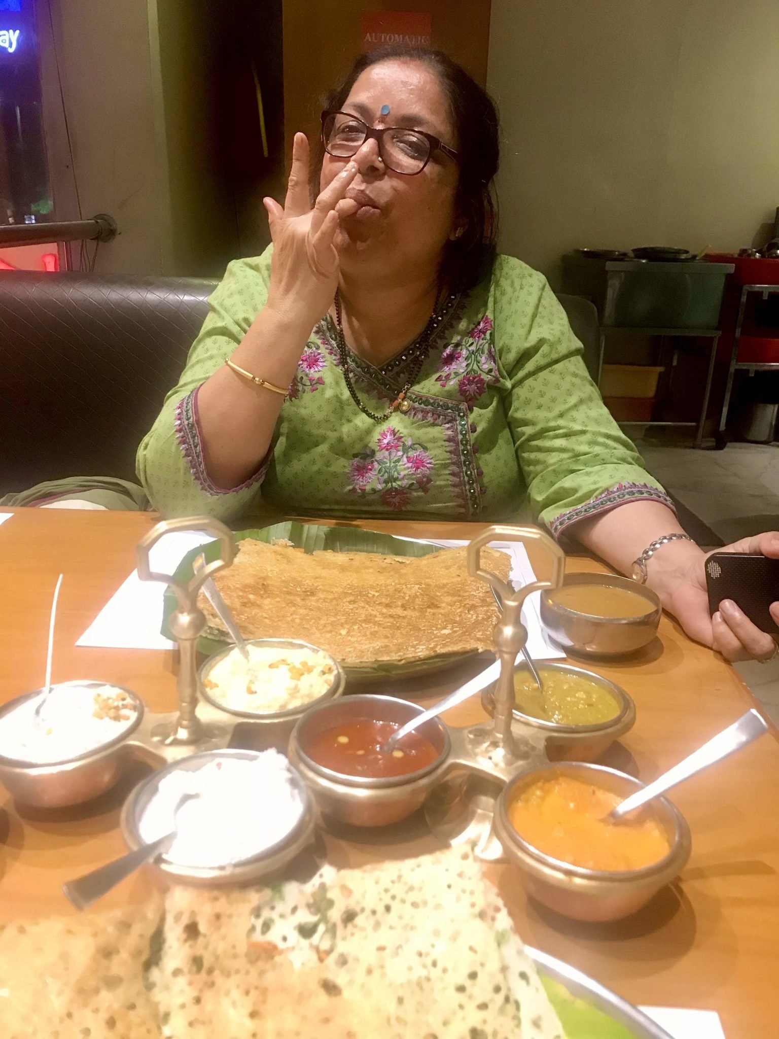 5 reasons why eating with your hands is delectable - Wordsmith Kaur